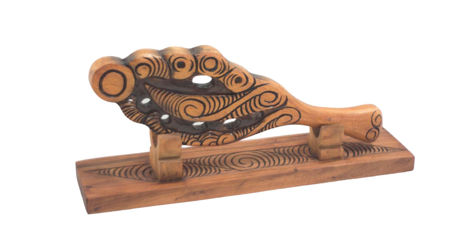 Kowhai maori Patu on stand