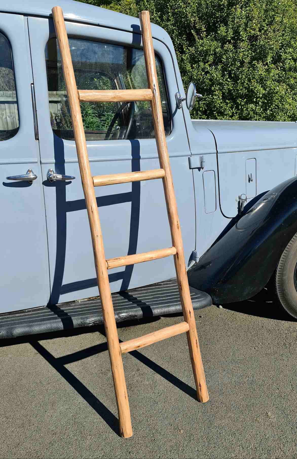 JENNIFER WOODEN LADDER MEDIUM